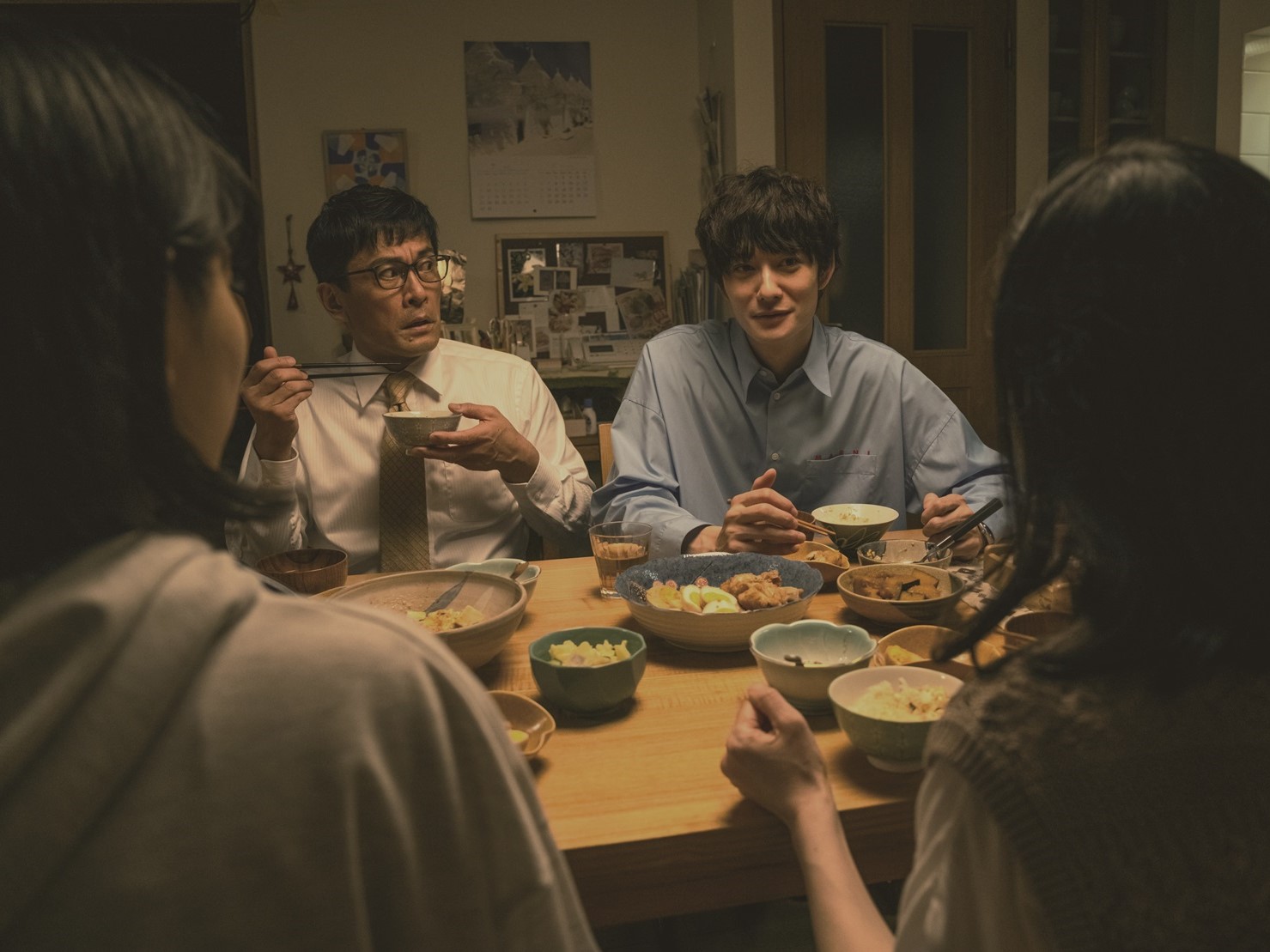 映画「アングリースクワッド 公務員と7人の詐欺師」内野聖陽や岡田将生の演技と上田慎一郎監督の鮮やかな手口が光る痛快な犯罪エンタメ Mikiki By Tower Records 