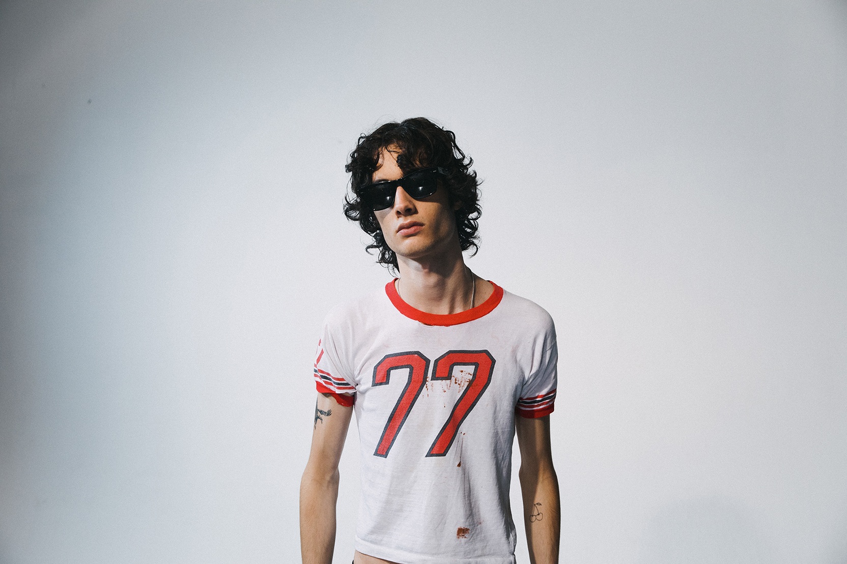 グラミー賞にノミネートされたソンバー（sombr）とは? 時代の寵児であることを証明する1st『I Barely Know Her』 | Mikiki by TOWER RECORDS