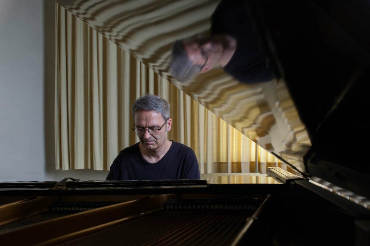 ヘニング・シュミート（Henning Schmiedt）――自身と対話し続けるピアニストが語った、数奇な音楽半生と2つのピアノ作 | Mikiki by TOWER RECORDS