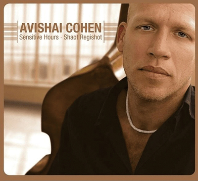 アヴィシャイ・コーエン（Avishai Cohen）が語る、新体制で臨んだトリオ作&初ボーカルアルバム「イスラエルの文化は僕にとって心の故郷 ...