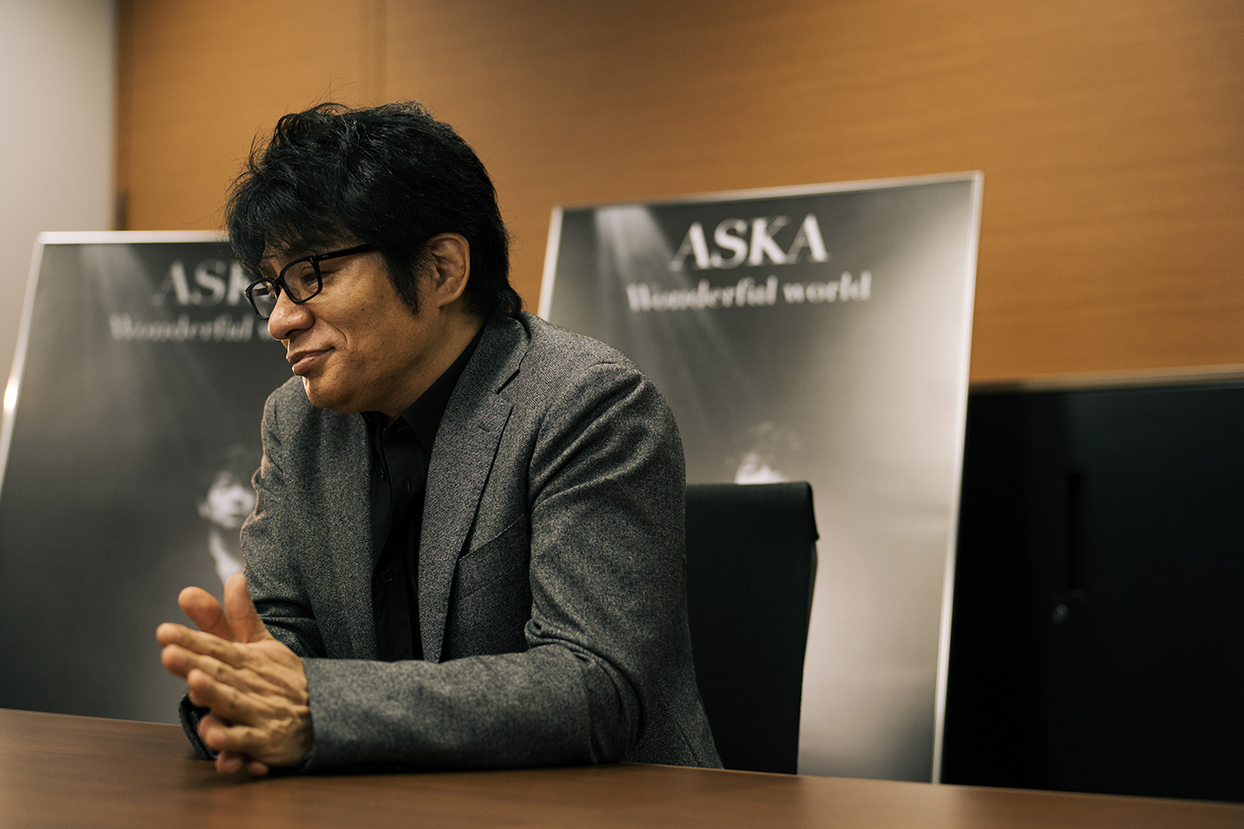 ASKAは〈Wonderful world〉で歌う。“太陽と埃の中で”のセルフカバーを含む”自信と確信の新作 | Mikiki by TOWER RECORDS