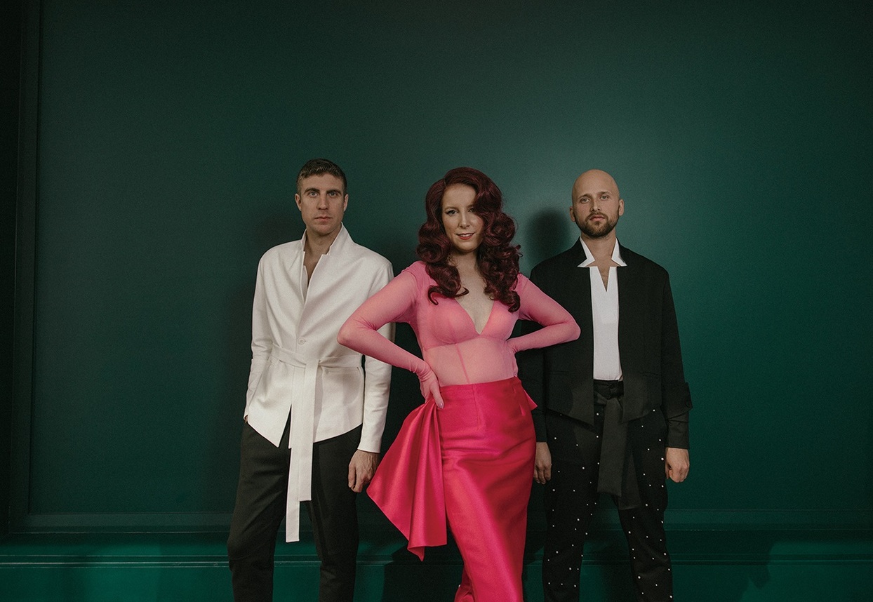 ムーンチャイルド（Moonchild）『Reflections (Expanded Edition)』初のアコースティック作品に反映された3人の成熟 | Mikiki by TOWER RECORDS