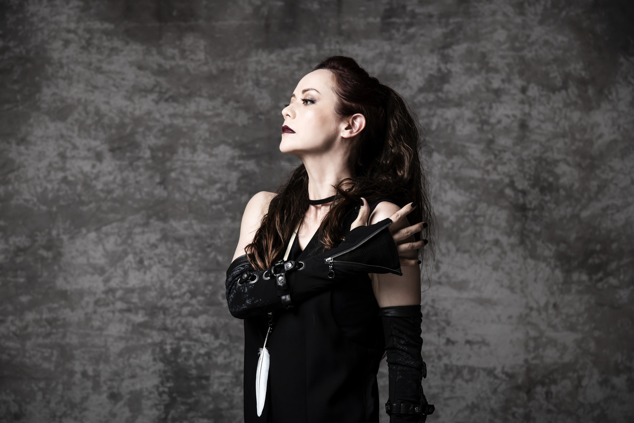 LIV MOONのAKANE LIVが10年ぶりのアルバム『OUR STORIES』に注いだ熱い思いと情熱 | Mikiki by TOWER ...
