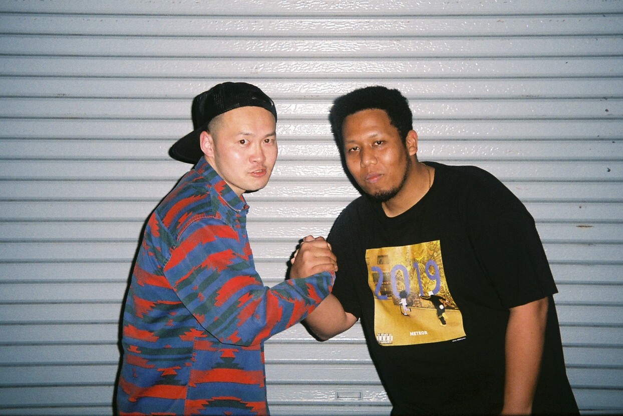 KMC × OMSB、声がデカすぎるラッパーと盟友プロデューサーが語る〈ヒップホップってこうでしょ〉 | Mikiki by TOWER ...