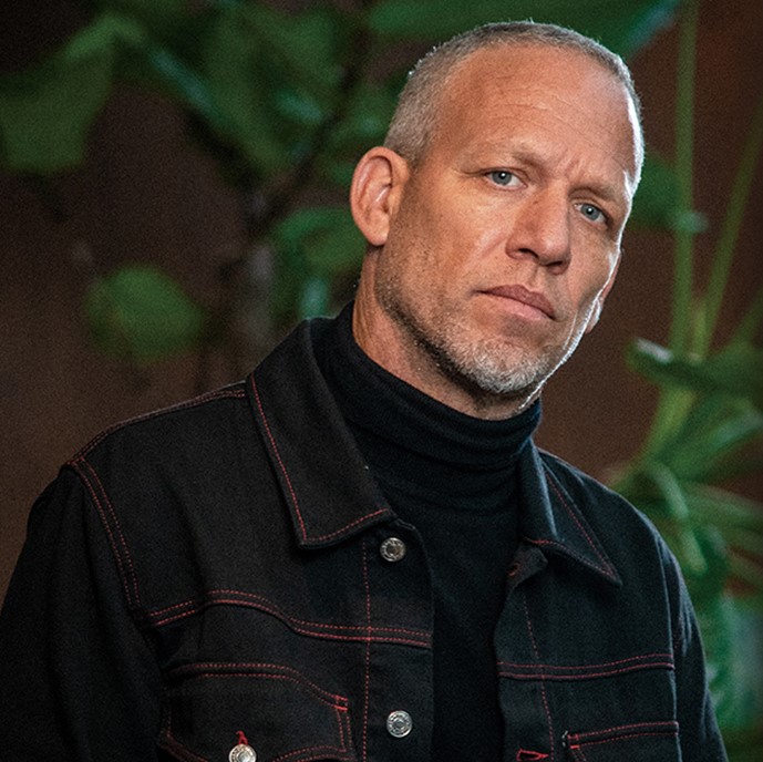 アヴィシャイ・コーエン（Avishai Cohen）が語る、新体制で臨んだトリオ作&初ボーカルアルバム「イスラエルの文化は僕にとって心の故郷 ...