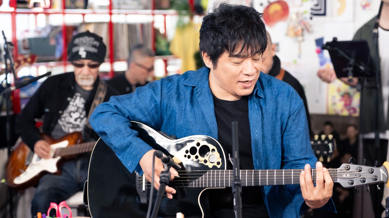 ASKAがNHK「tiny desk concerts JAPAN」に初降臨! CHAGE and ASKA“SAY YES”やソロ曲など神セトリを歌う | Mikiki by TOWER ...