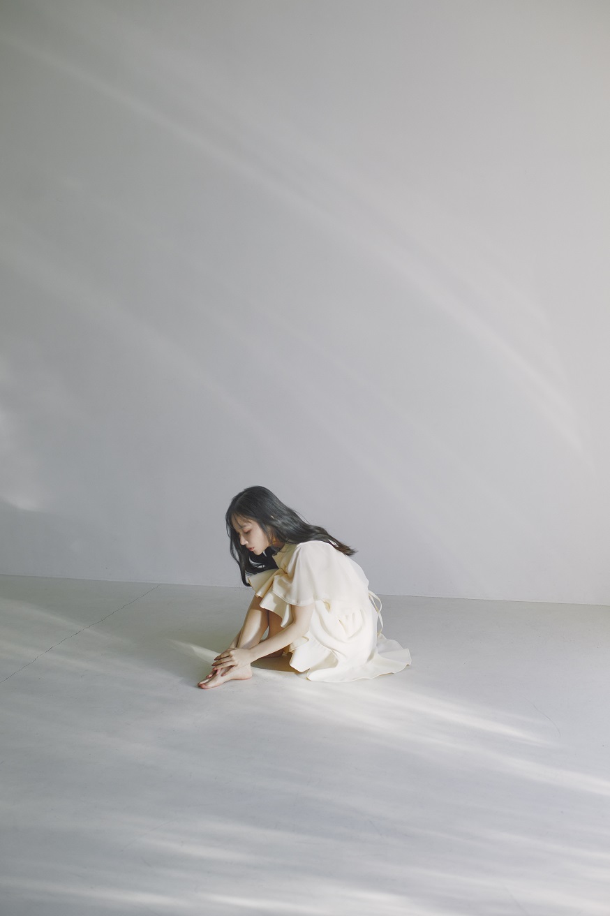 〈fhánaのtowana〉が〈Towana〉として新たな才能を開花。ソロデビュー曲“ベール”が露にした人間Towanaの魅力とは ...