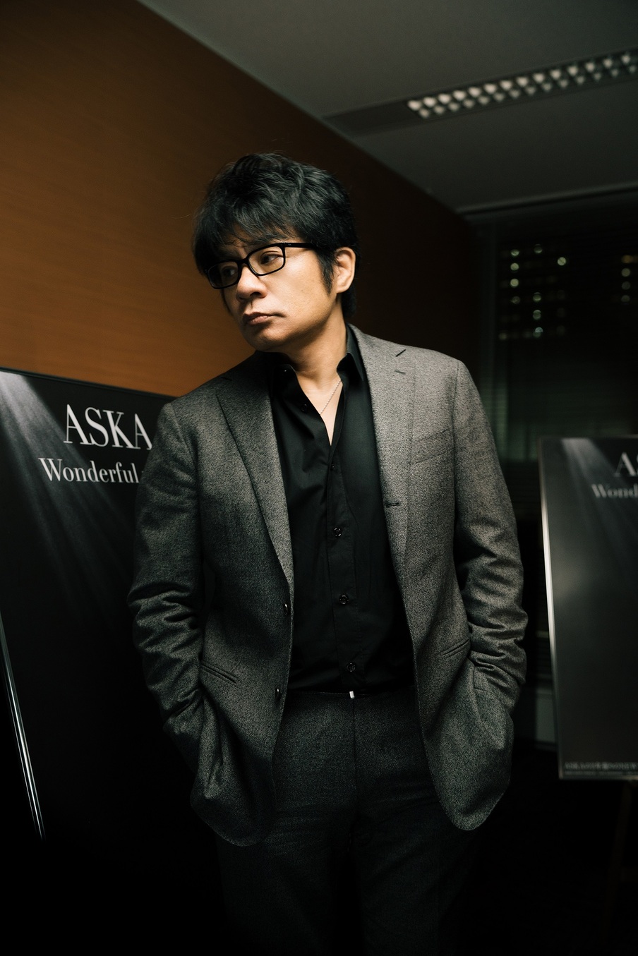 ASKAは〈Wonderful world〉で歌う。“太陽と埃の中で”のセルフカバーを含む”自信と確信の新作 | Mikiki by TOWER RECORDS