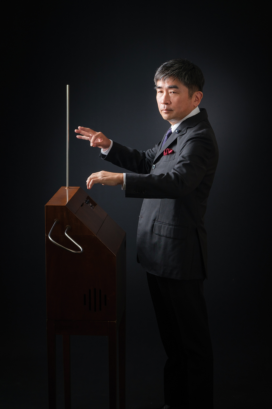 竹内正実＝テルミンの継承者が悲運から復活、〈左利きの未来〉を奏でるライブショーを体感しに行こう! | Mikiki by TOWER RECORDS