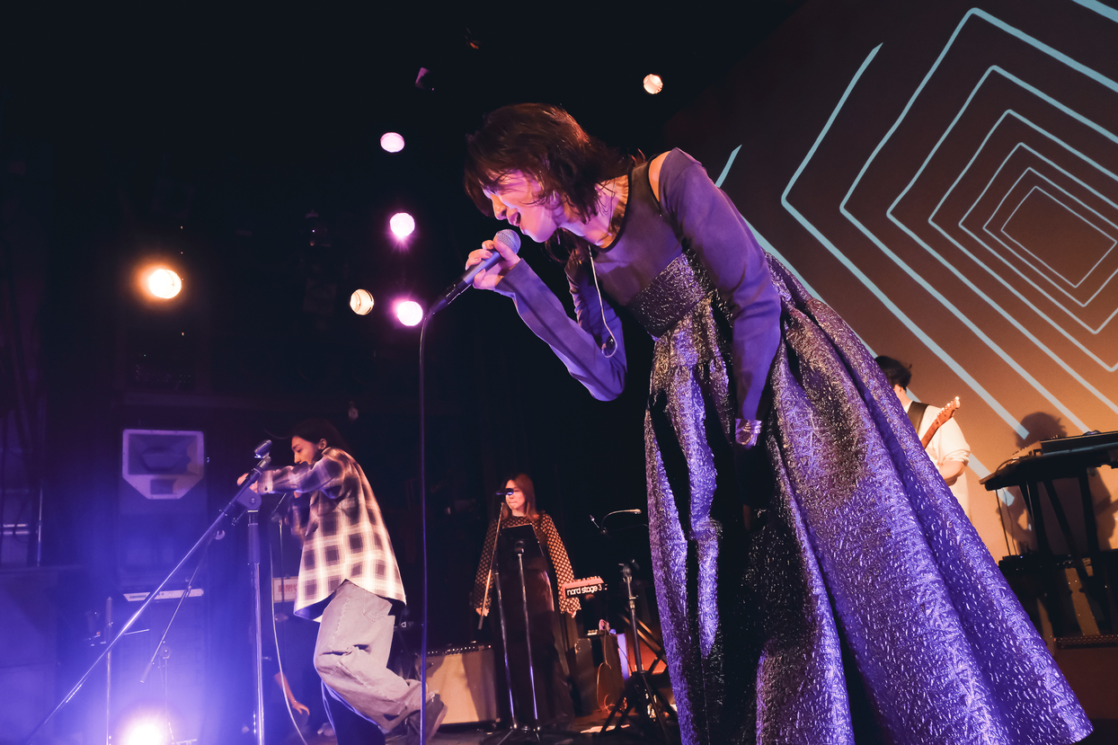 XinU、デビュー2年の到達点と次の一歩 柔らかくも力強い歌と豪華ゲストの共演で魅せたワンマンライブをレポート | Mikiki by TOWER RECORDS