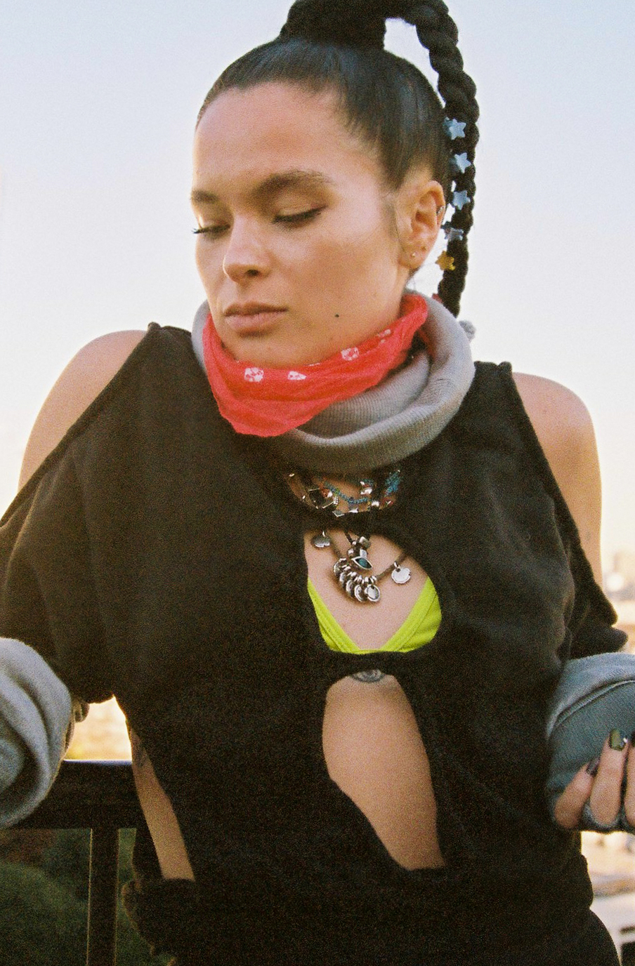 サヤ・グレー（Saya Gray）が明かす〈典型的な日本の家庭〉で育った苦労、デビュー作『19 MASTERS』の世界、Dirty Hitへの ...